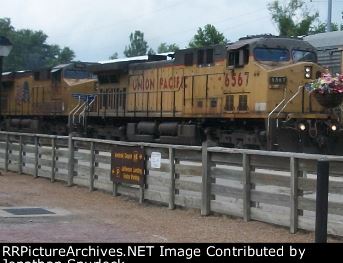 UP 6567, engineer's side and front view